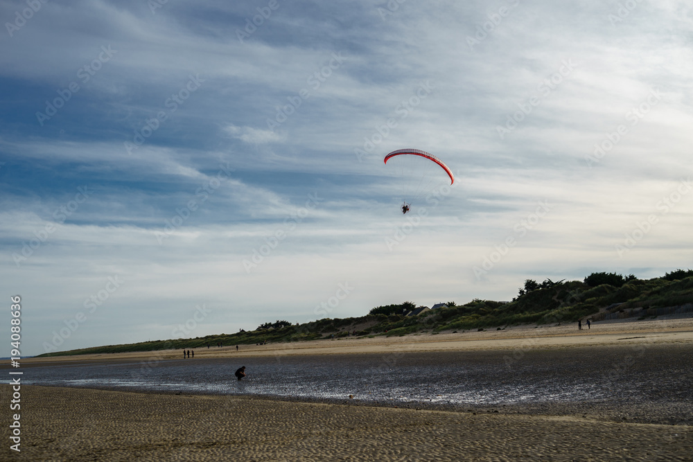 F, Normandie, Utah Beach, Motorschirm über dem Strand von Utah Beach in ...