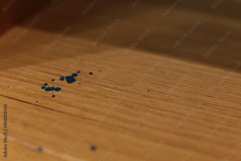 Tache d'encre sur bureau d'écolier école bois tache encre bleue Stock ...