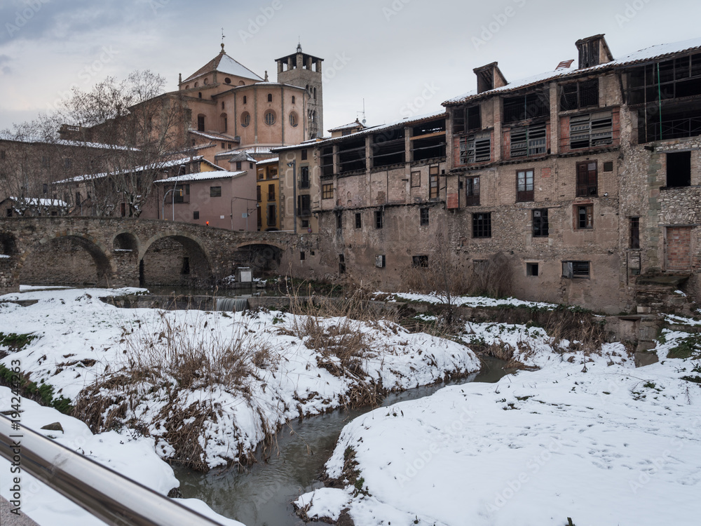 Paisaje urbano nevado de ciudad de Viccon Catedral y Adoberías al fondo ...