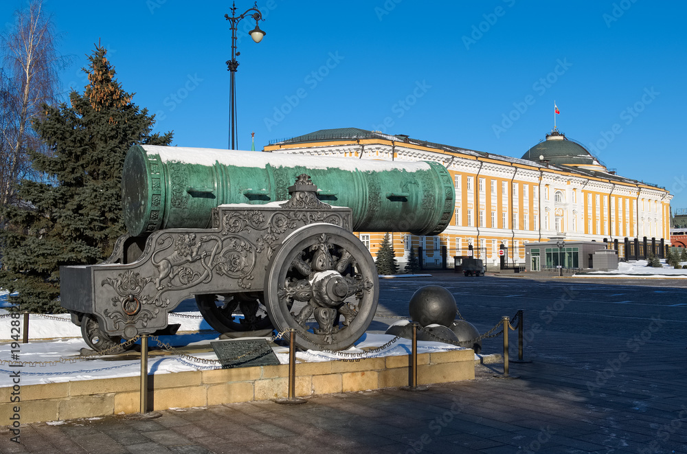 Foto de Tsar Cannon, a monument to the medieval Russian artillery, cast ...