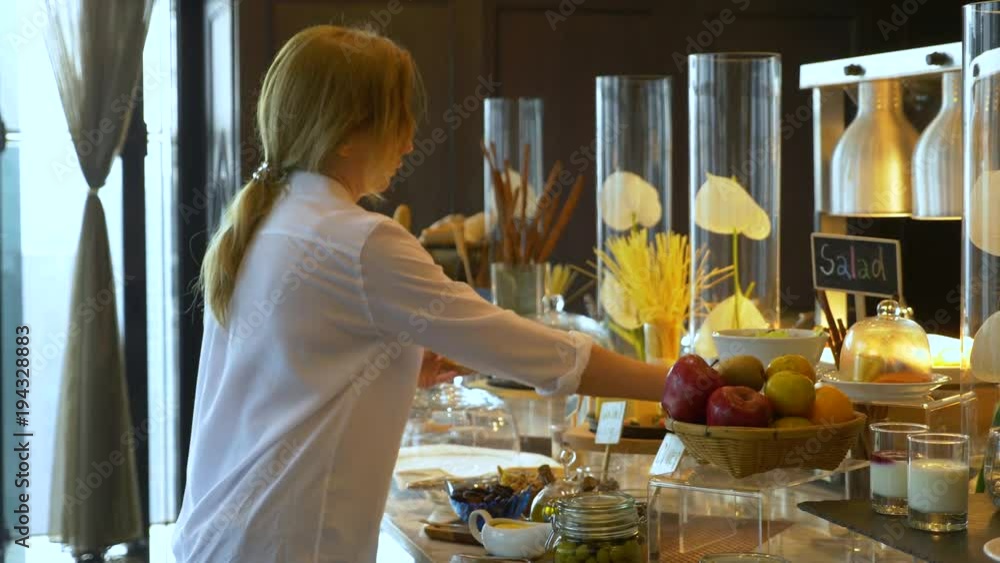 Vídeo do Stock: Self service took the food from the buffet line. the ...