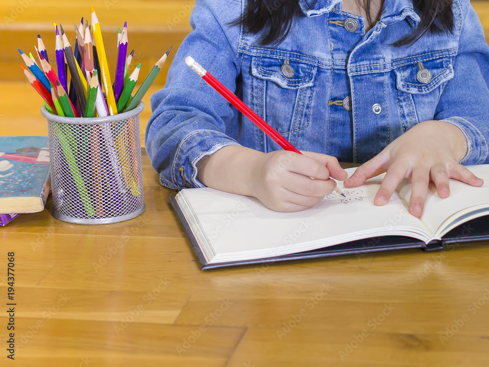 little girl writing paper, smiling cute child, Little girl painting in ...