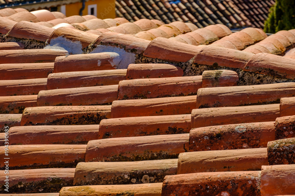 Le toit en tuiles gros plan. Stock Photo | Adobe Stock