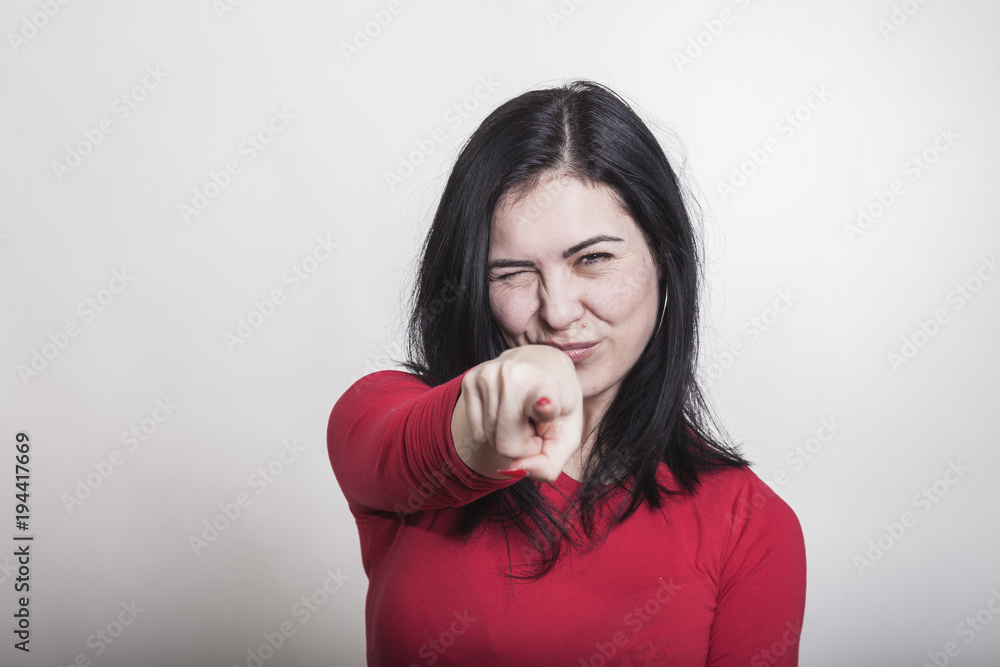 Schwarzhaarige Frau zeigt mit dem Zeigefinger auf Dich Stock-Foto ...