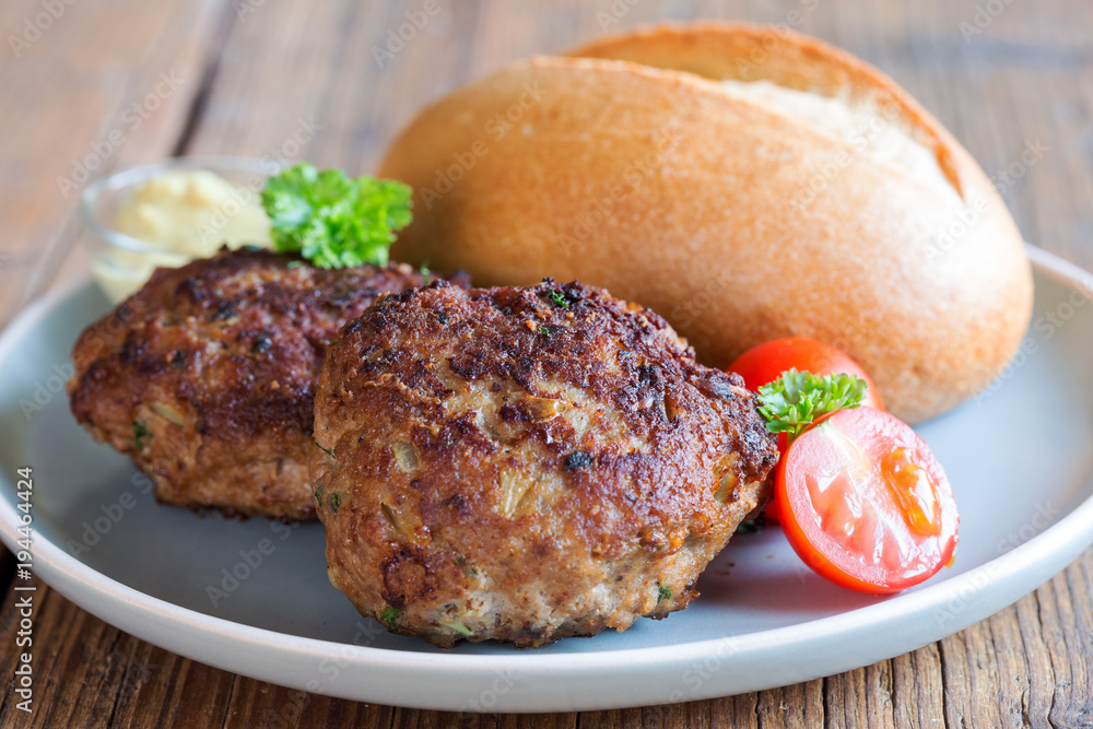 Buletten mit Brötchen Stock-Foto | Adobe Stock