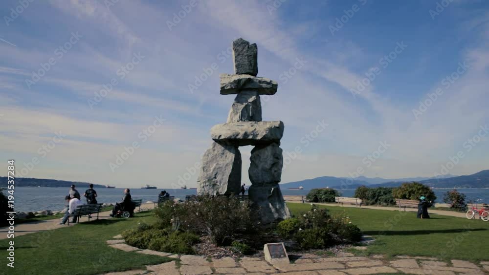Inukshuk - Inuit canadian native statue in Vancouver, Canada Stock ビデオ ...