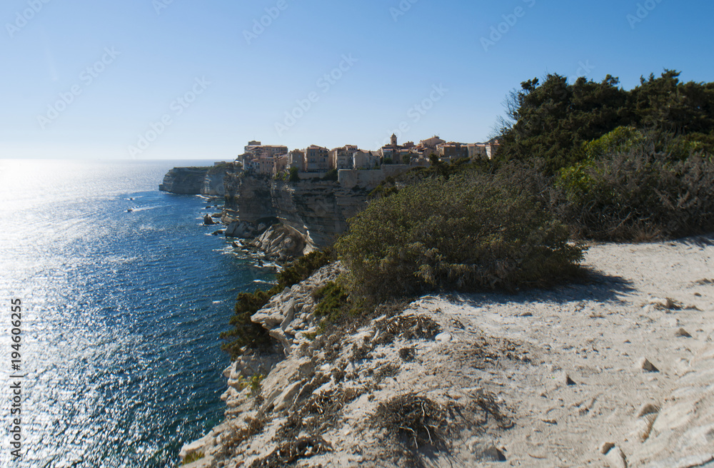 Corsica, 05/09/2017: lo skyline di Bonifacio visto dal sentiero del ...