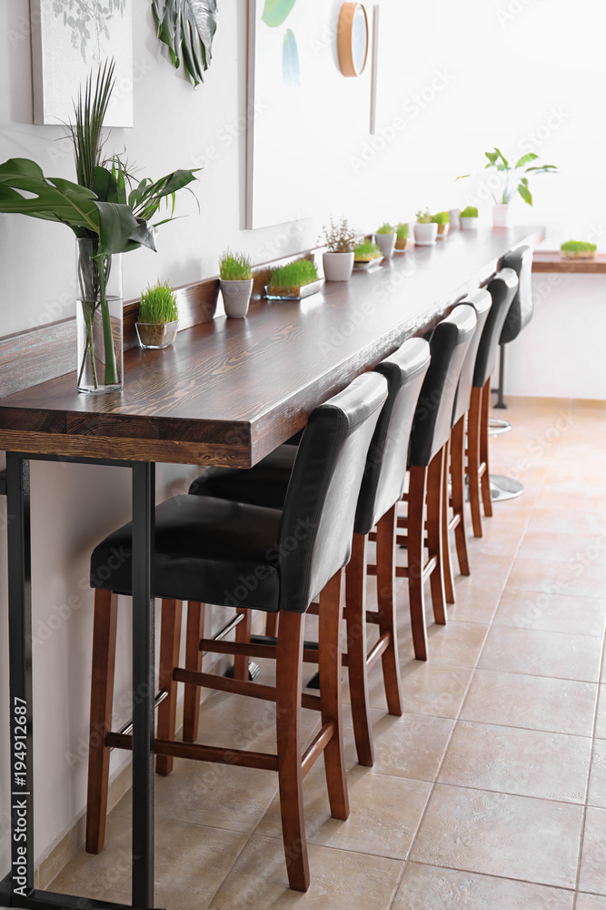 Foto de Modern cafe interior with wooden counter and chairs do Stock ...