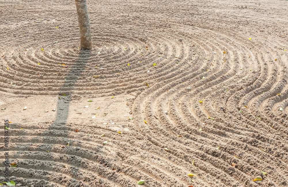 Simple spiritual patterns in a Japanese Zen Garden with lines raked ...
