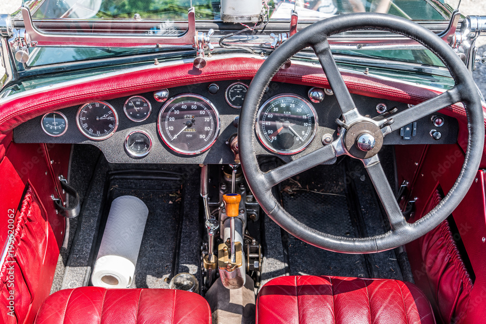 Foto de Cockpit eines englischen Oldtimers aus den 1930ern mit roten ...