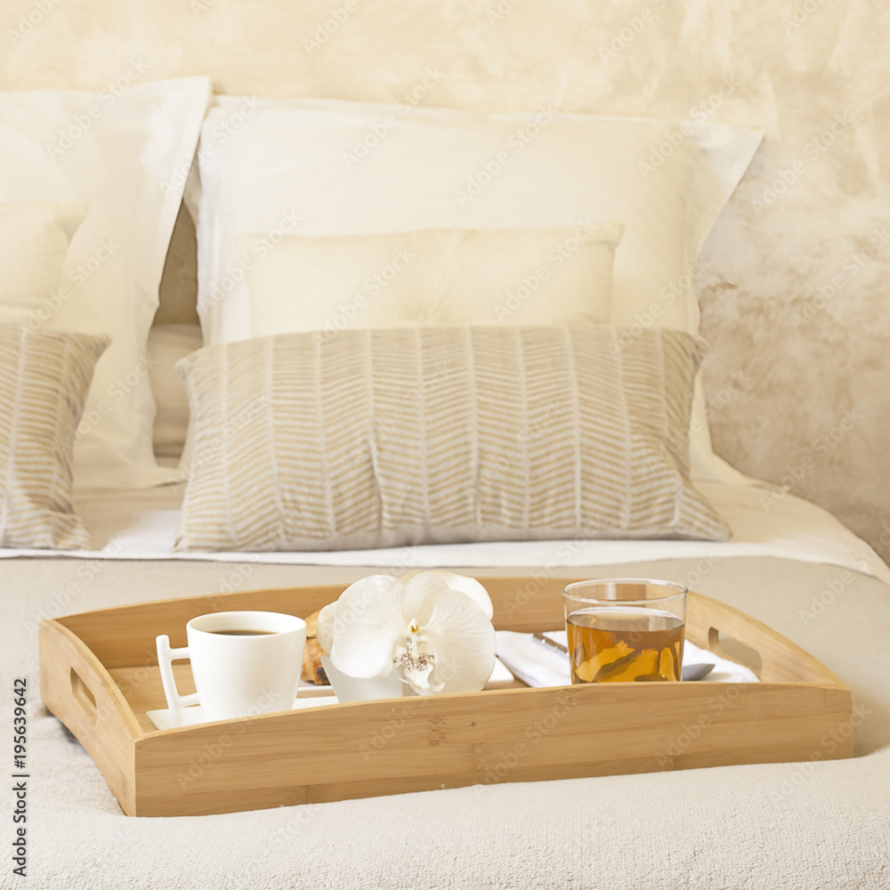 Plateau repas de petit déjeuner en bois de bambou sur un lit dans une ...