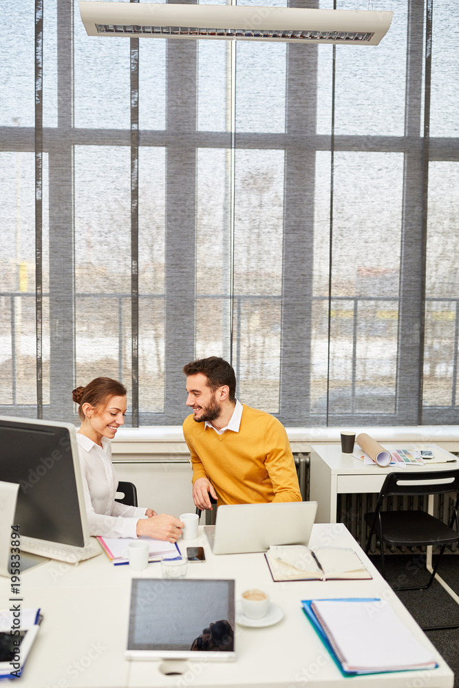 Junge Frau und Berater flirten miteinander Stock Photo | Adobe Stock