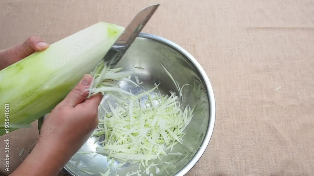 Video „Shredding green papaya traditionally by knife, slicing step“ ze ...