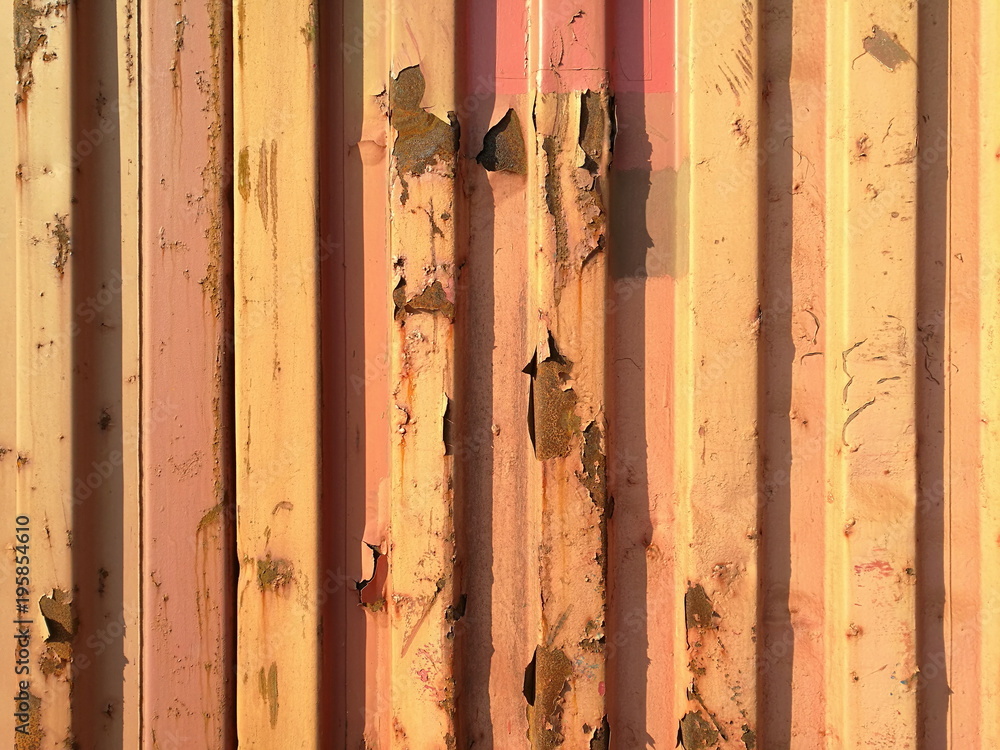 Rostiger alter Container in Orange aus Profilstahl bei Sonnenschein auf ...