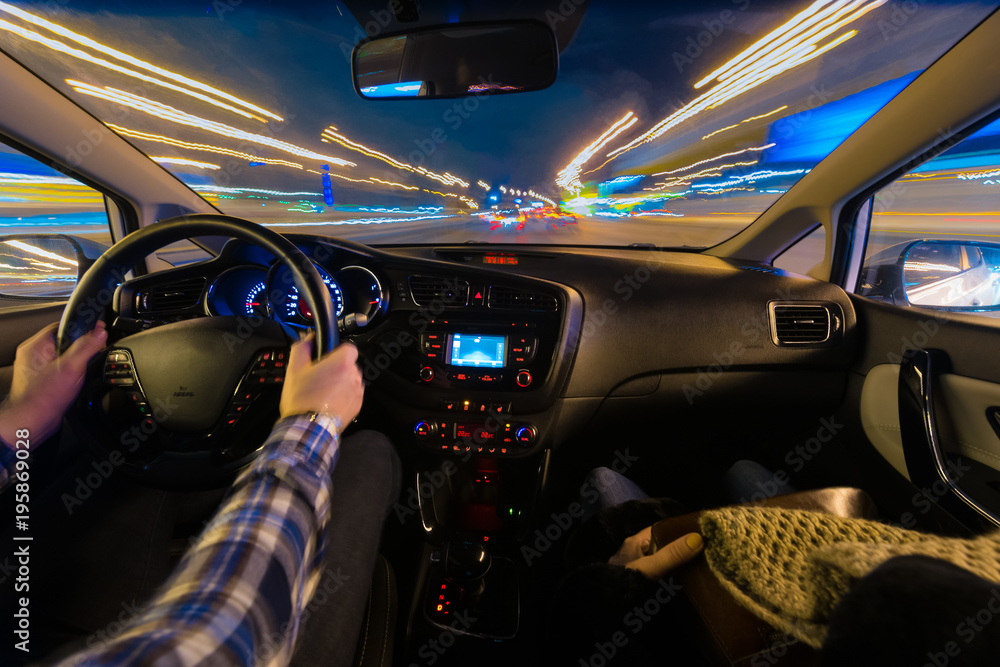 Driving in night scenery, hands on steering wheel, night rain time foto ... Driving in night scenery, hands on steering wheel, night rain time foto ...