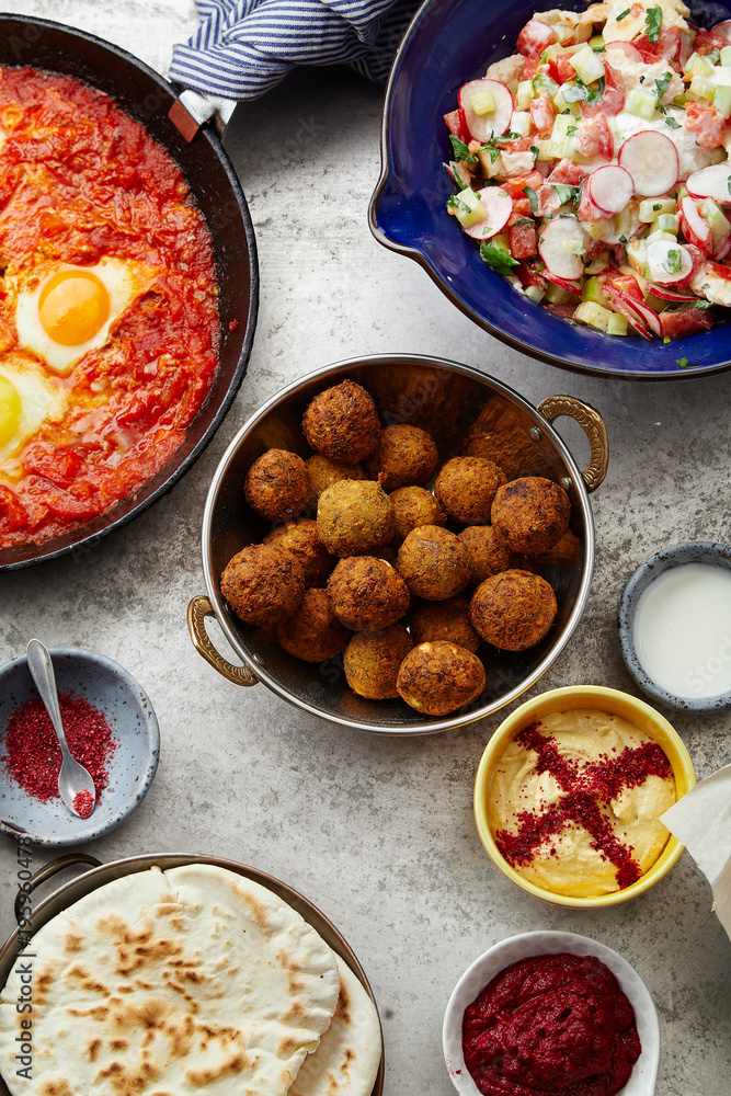 Foto de Overhead image of traditional jewish and middle eastern food ...