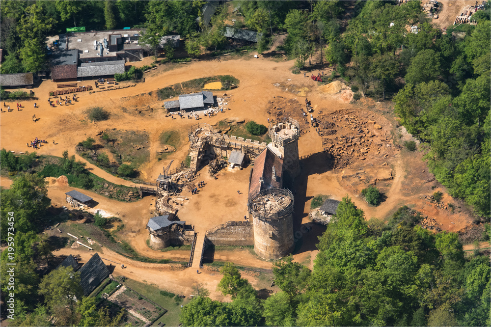 vue aérienne du château de Guédelon, construit selon les techniques de ...