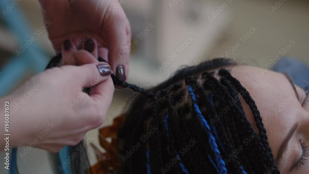 Vidéo Stock Process of weaving African braid with kanekalon. Small ...