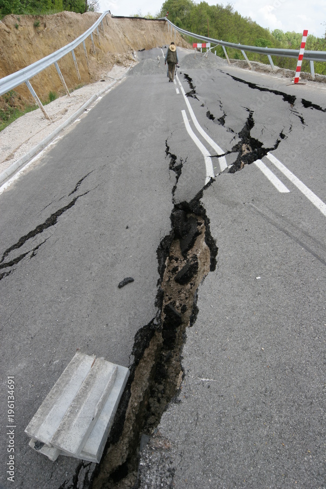 Foto de Road collapses with huge cracks. International road collapsed ...