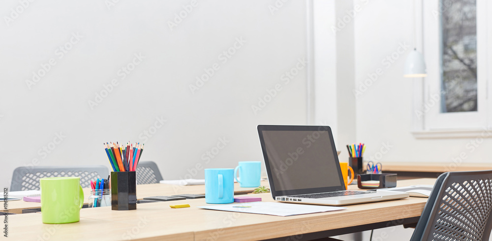 Computer Arbeitsplatz in einem Coworking Büro Stock Photo | Adobe Stock