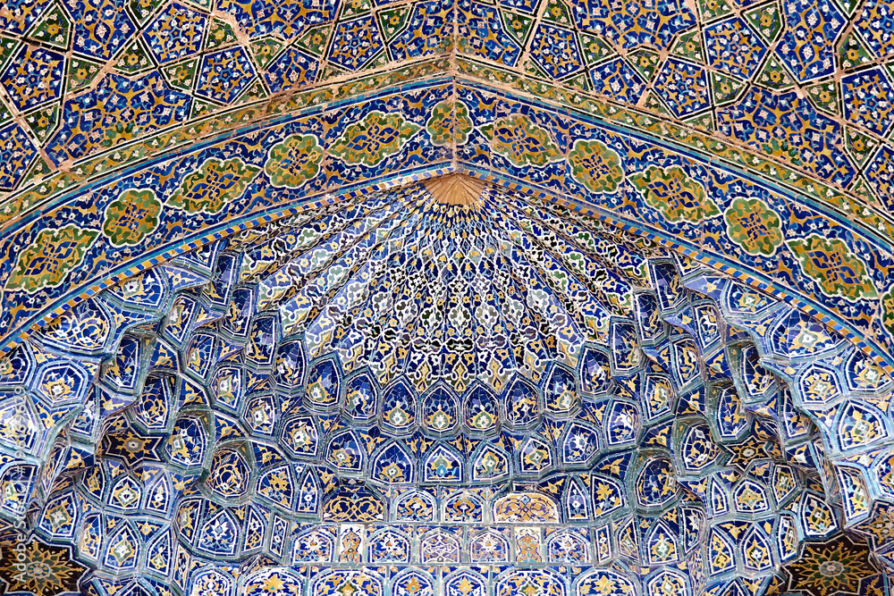 Details of the interior of the dome of the Sherdor Madrassah. Registan ...