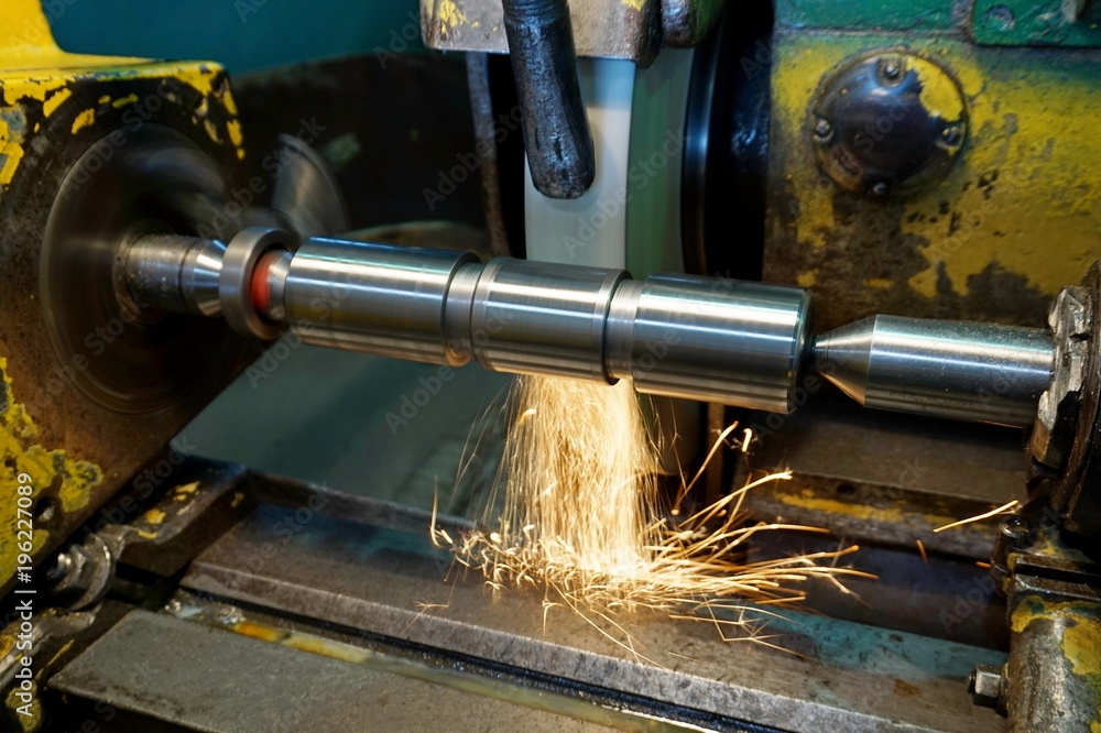 Shaft machining on a circular grinding machine in a production with a ...
