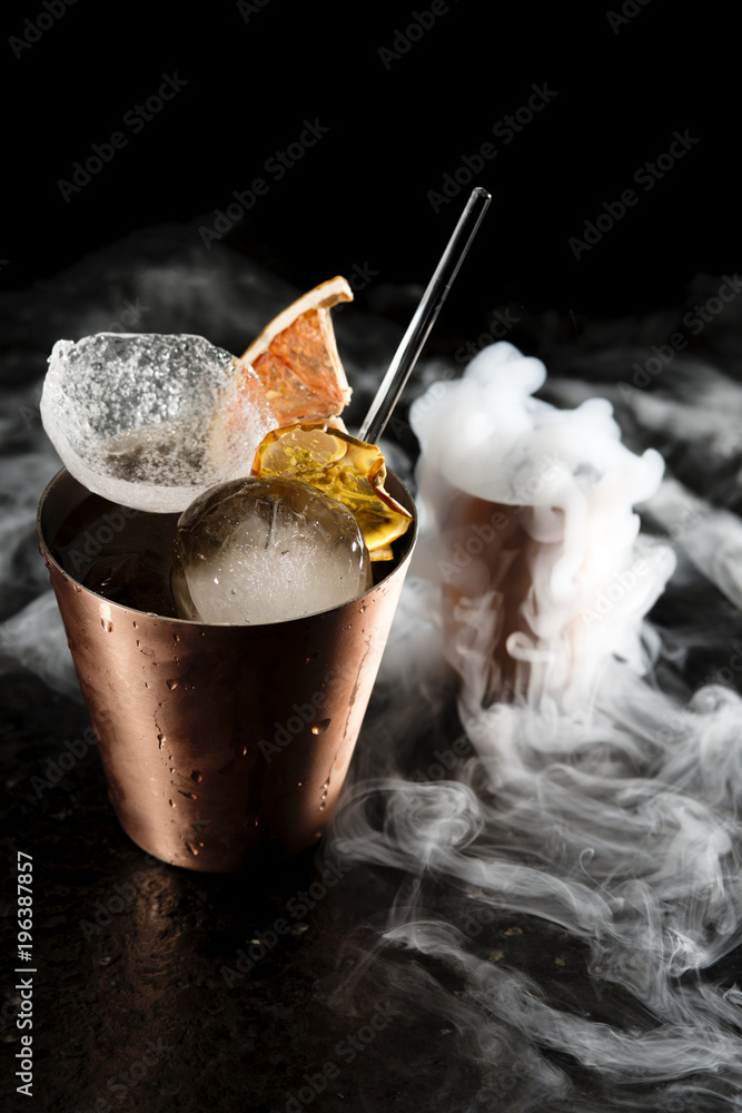 coctel de toronja con hielo y humo Stock Photo | Adobe Stock