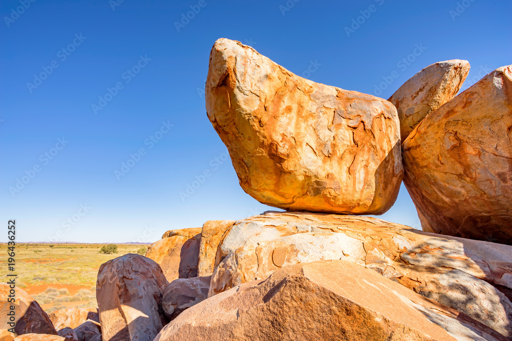 Foto de Granite rocks and boulders balancing on one another in the ...