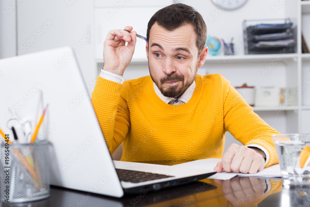 Man facing difficulty foto de Stock | Adobe Stock