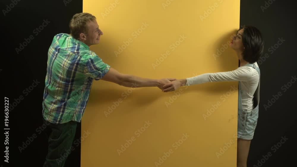 Vidéo Stock Wall between couple. Breaking down the barrier between two ...