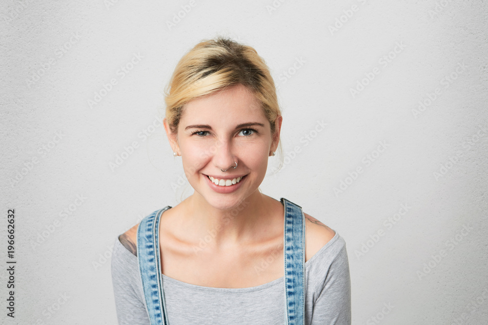 Fotografia do Stock: Indoor shot of young blonde girl with perced nose ...