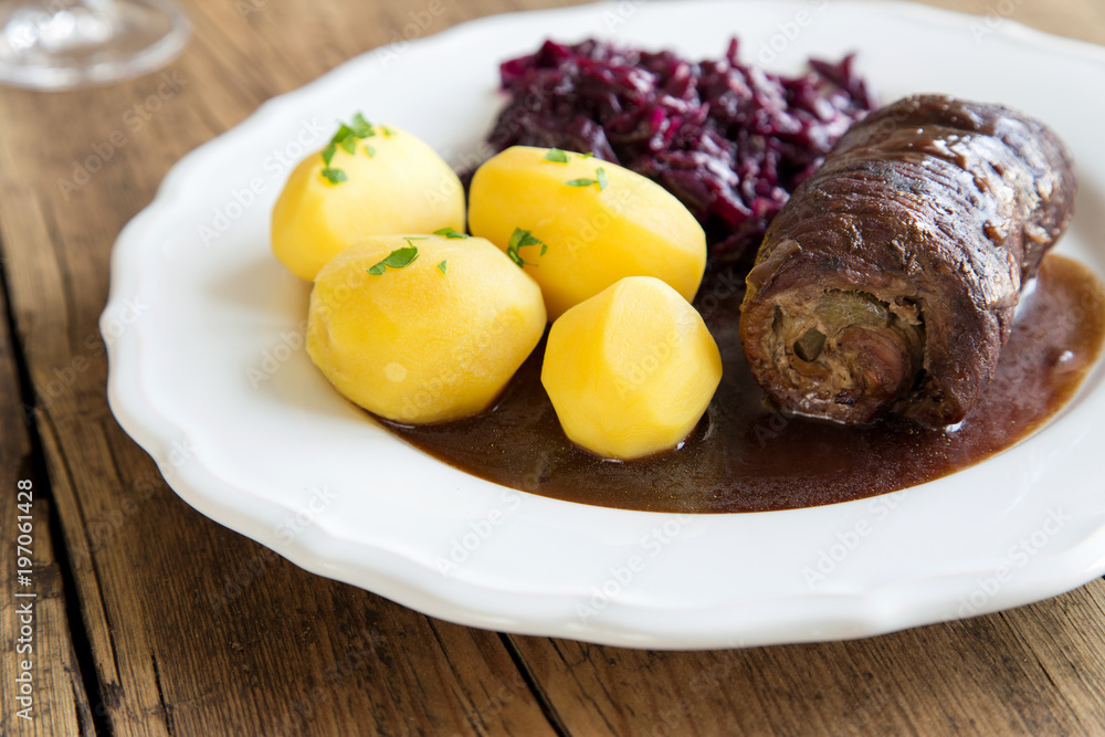 Rinderroulade mit Rotkohl und Kartoffeln Stock-Foto | Adobe Stock