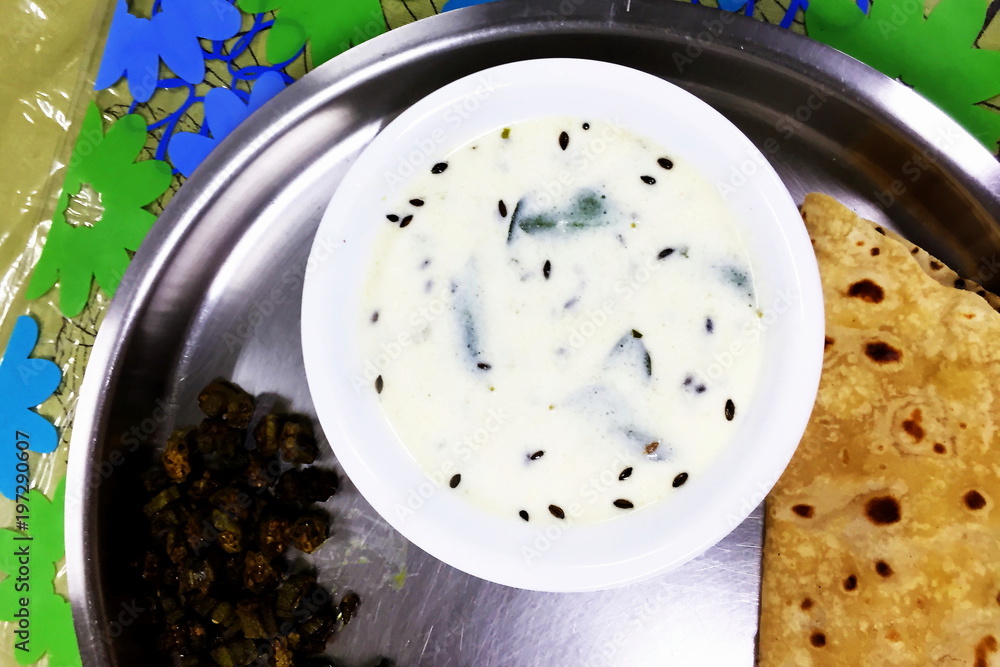 Foto de indian gujarati traditional dish with kadhi curry patta chapati ...