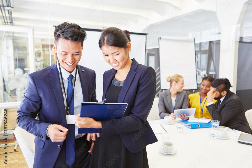 Geschäftsleute als Berater beim Consulting Stock Photo | Adobe Stock