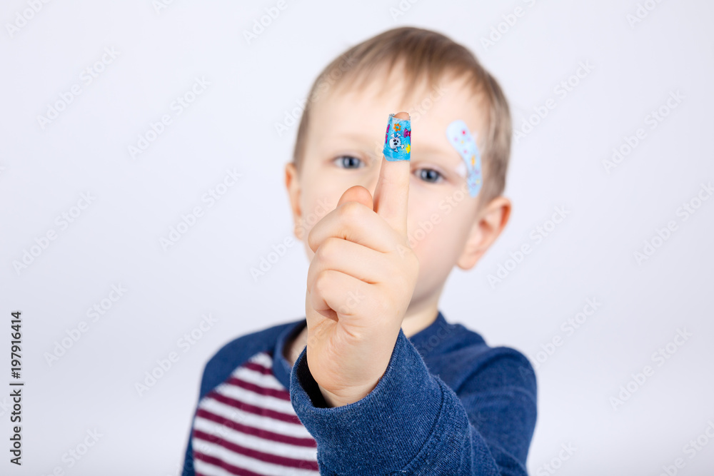 Pflaster am Finger Stock-Foto | Adobe Stock