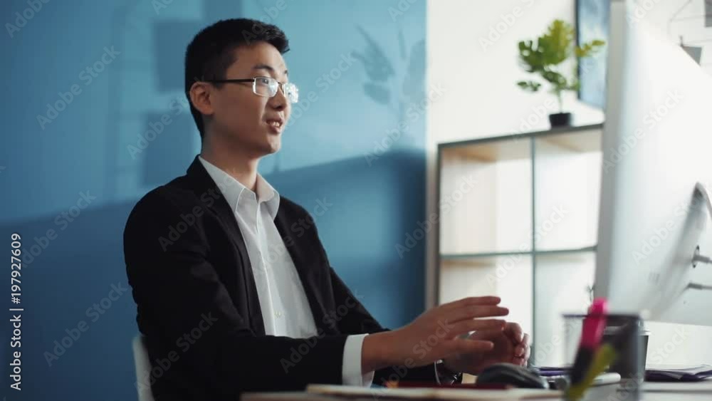 Vidéo Stock successful young chinese man with glasses uses computer ...