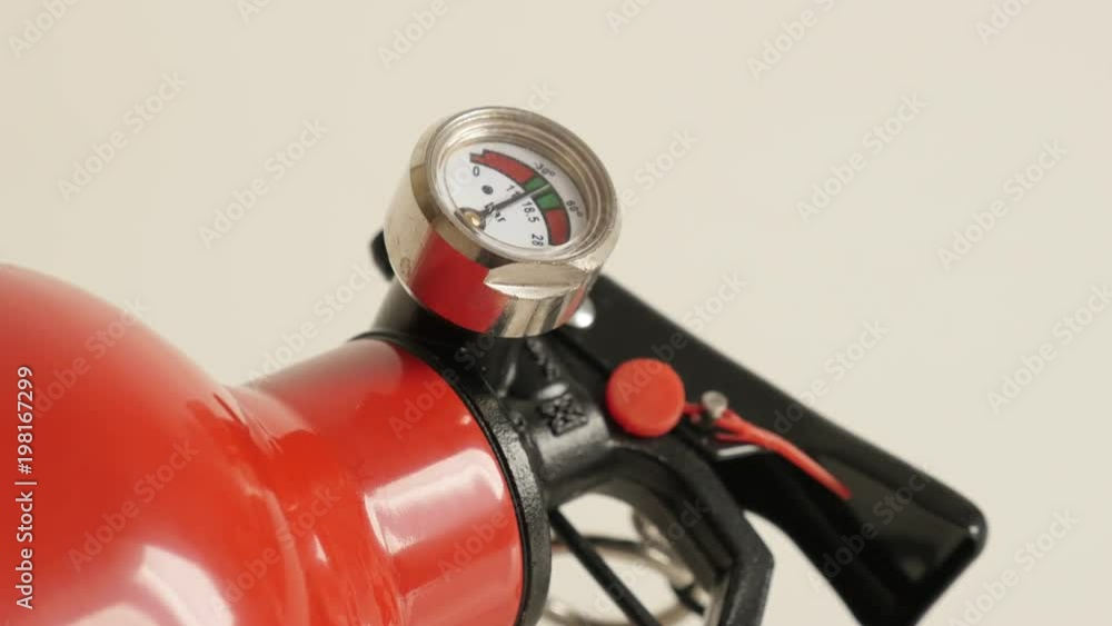Slow tilt on stored-pressure extinguisher Manometre of active fire ...
