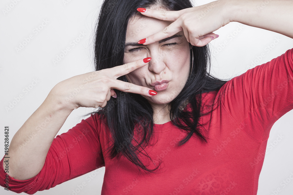 gut gelaunte frau macht selbstbewusste handzeichen mit mittelfinger und ...