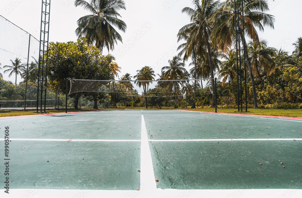 Foto de Wide-angle view from the bottom of badminton court on a summer ...