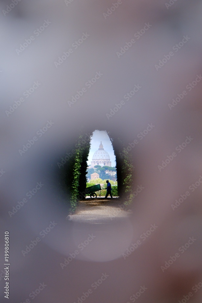 Famous Aventine keyhole (Il buco della serratura). View of St Peter's ...