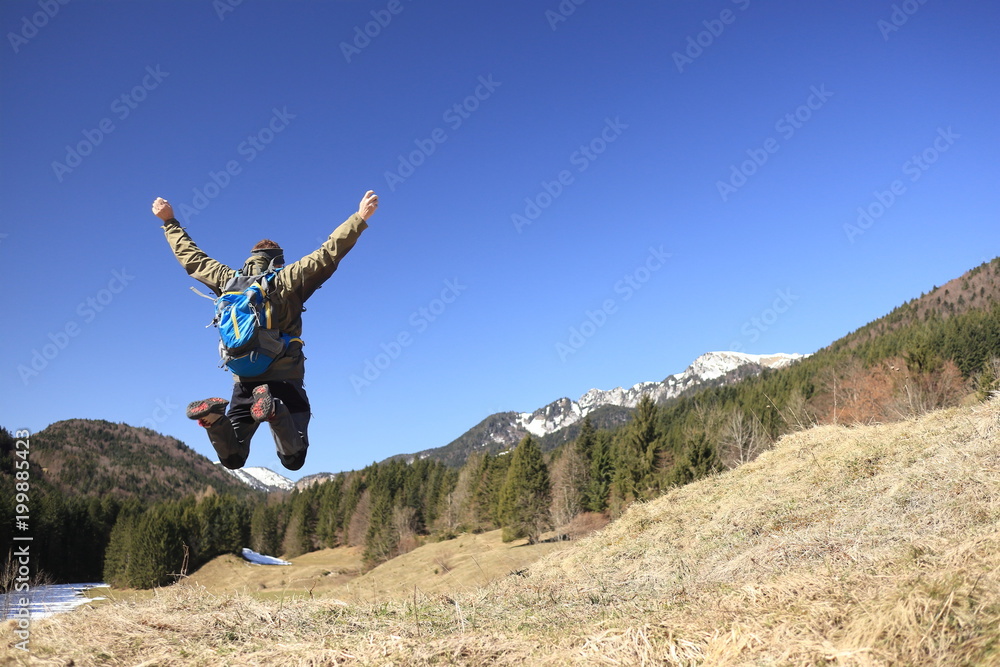 Freudensprung eines Wanderers Stock-Foto | Adobe Stock