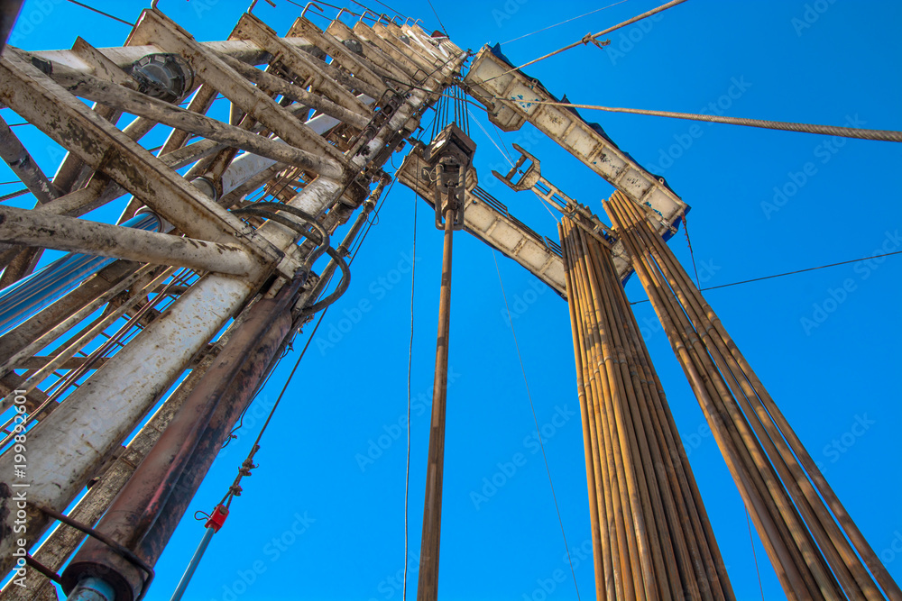 Drilling rig for drilling oil and gas wells. Vertically there are drill ...