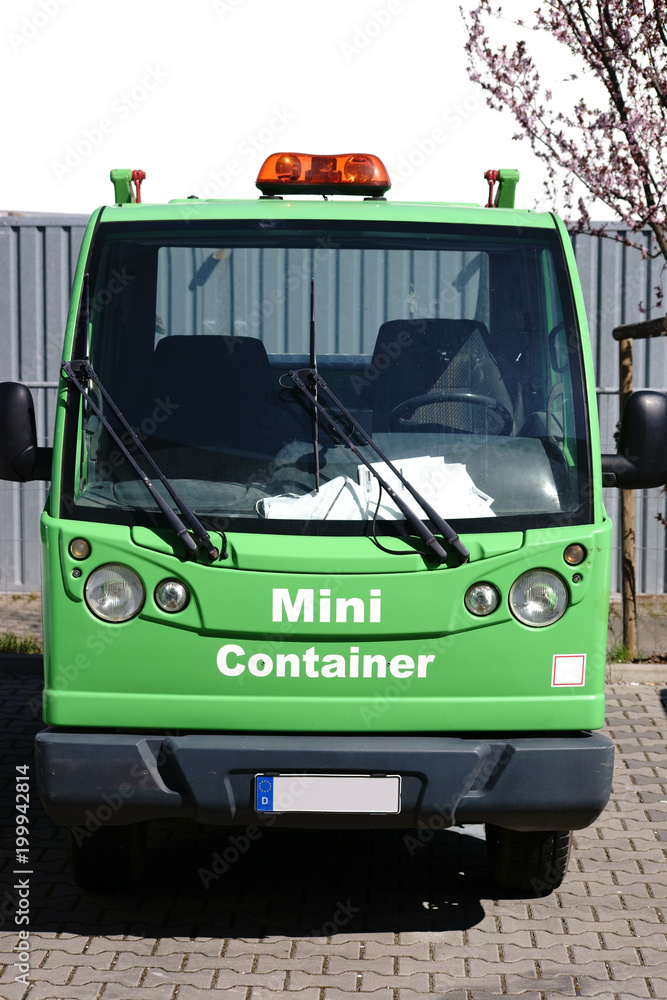 Transporter Mini Container / Die Vorderansicht eines kleinen ...