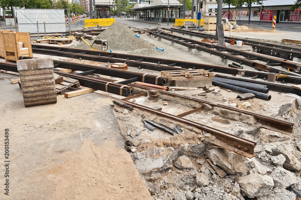 Gleisbau - Neue Schienen für die Strassenbahn mitten in der Stadt Stock ...