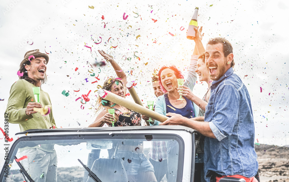Foto de Party people having fun on 4x4 convertible car throwing ...