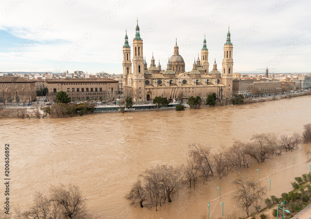 Riada del río Ebro a su paso por la Basílica del Pilar en el año 2015 ...