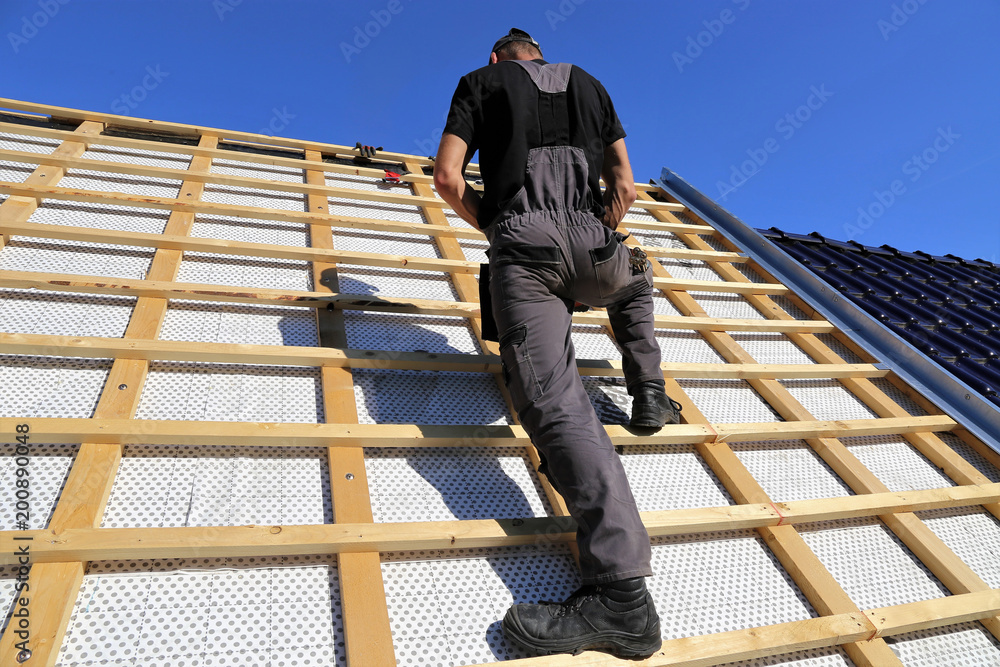 Dachdecker, Zimmermann auf dem Dach Stock-Foto | Adobe Stock