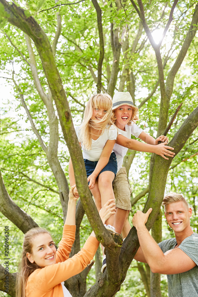 Zwei Kinder klettern auf einen Baum Stock Photo | Adobe Stock