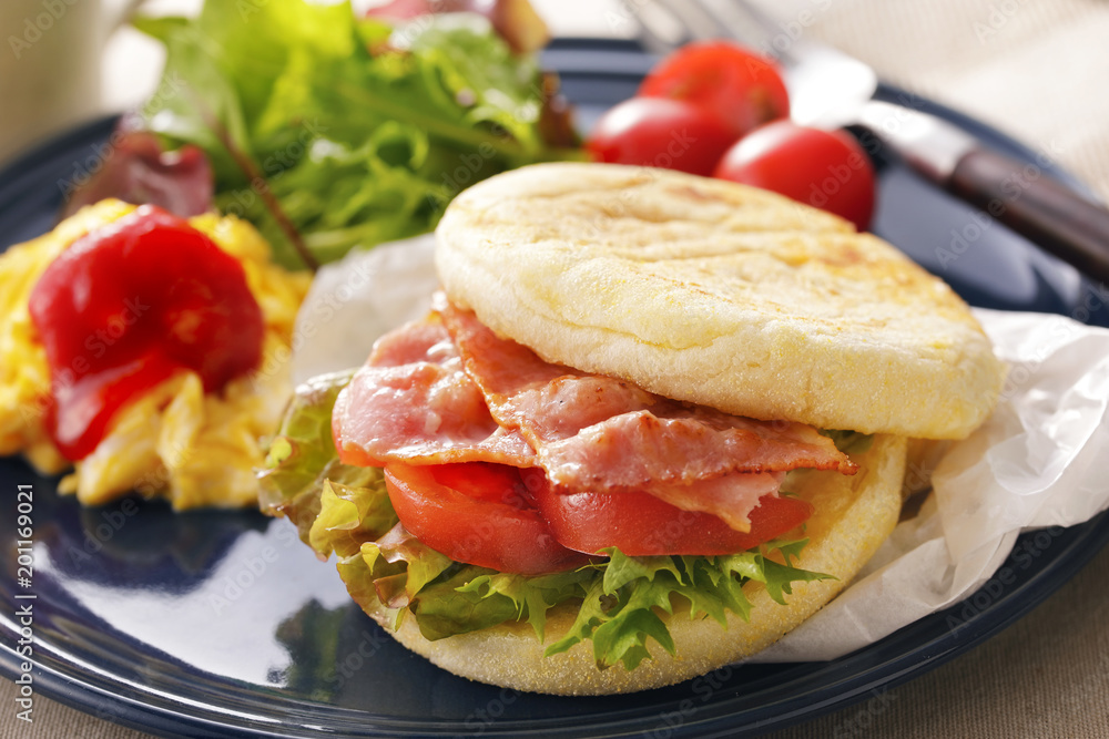BLT マフィンサンド BLT English muffin sandwich Stock 写真 | Adobe Stock