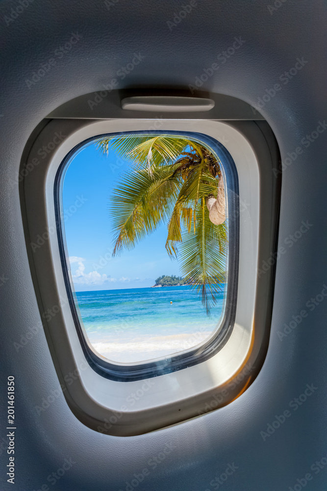 plage paradisiaque à travers hublot d'avion Stock Photo | Adobe Stock